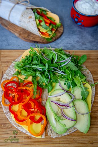 Tortilla wrap cu legume si branza vegetala - Arome de poveste